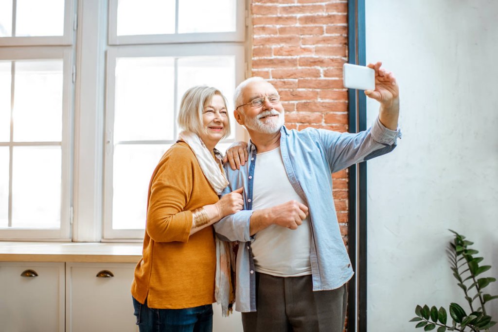 12 Ways to Write a Senior Dating Profile - Victoria Milan